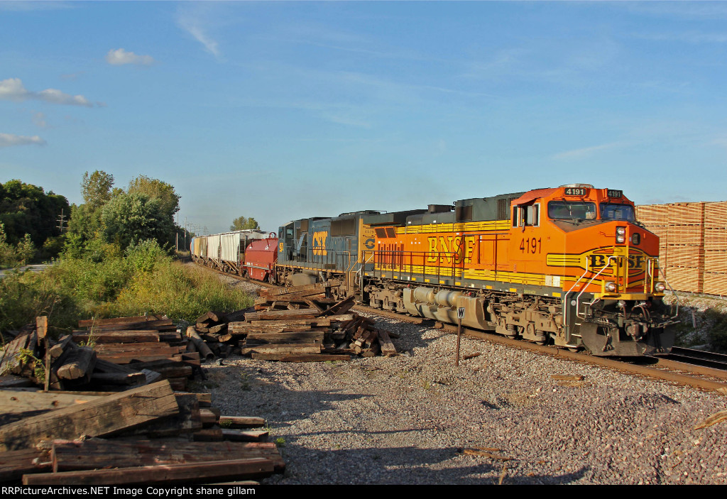 BNSF 4191 Leads today's GALMEM with a csx visitor.